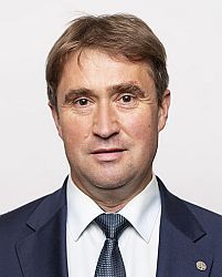 Za červenou čárou